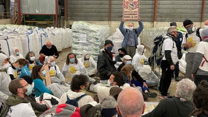 Faucheurs volontaires : Des anti-OGM détruisent des sacs de semences ...