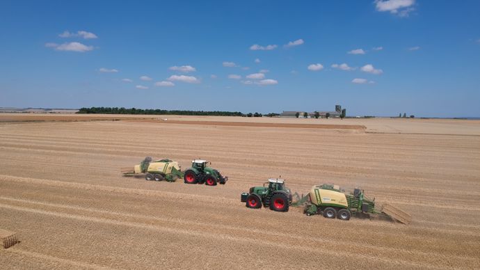 Pressage de paille, une organisation carrée pour un chantier rondement mené
