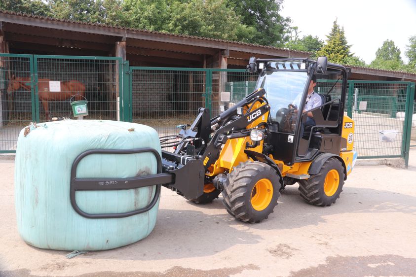 JCB présente la chargeuse électrique 403 E-Tech
