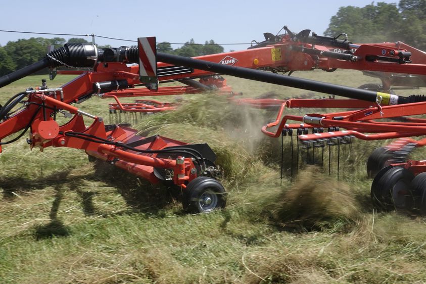Kuhn : l’andaineur double rotors GA 8131 CL se complète d’un pick-up