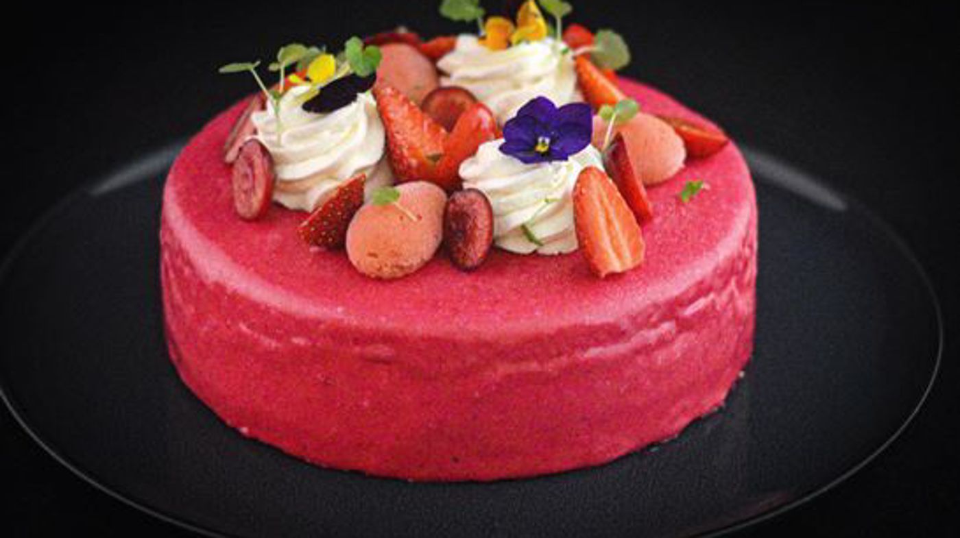 Entremet glacé, fruits rouges et glace au croissant