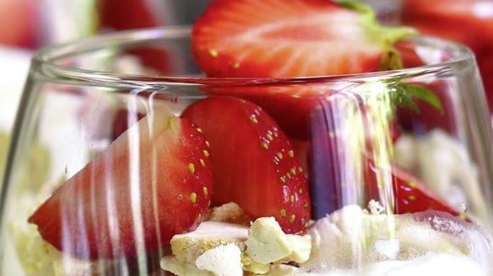 Verrines de muesli, yaourt nature et fraises