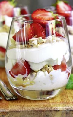 Verrines de muesli, yaourt nature et fraises