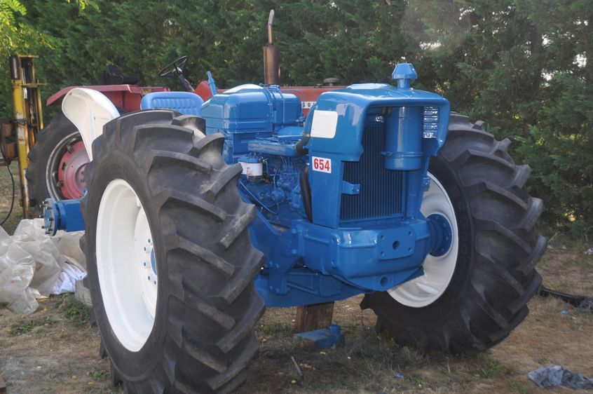 County fabriquait ses tracteurs 654 sur la base d'un Ford 5000.