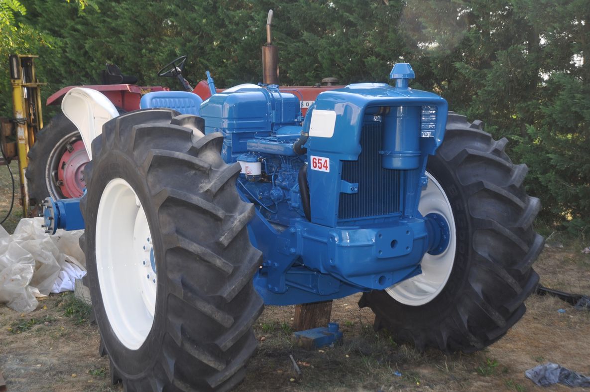 County fabriquait ses tracteurs 654 sur la base d'un Ford 5000.