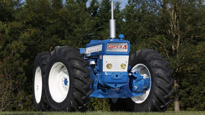 County fabriquait ses tracteurs 654 sur la base d'un Ford 5000.