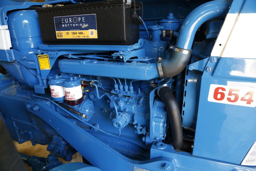 County fabriquait ses tracteurs 654 sur la base d'un Ford 5000.