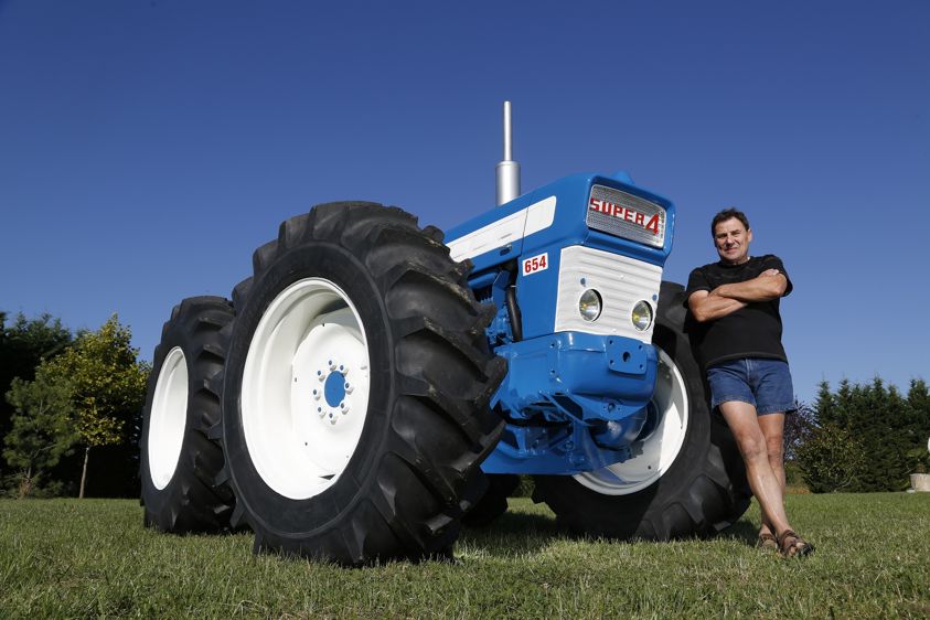County fabriquait ses tracteurs 654 sur la base d'un Ford 5000.