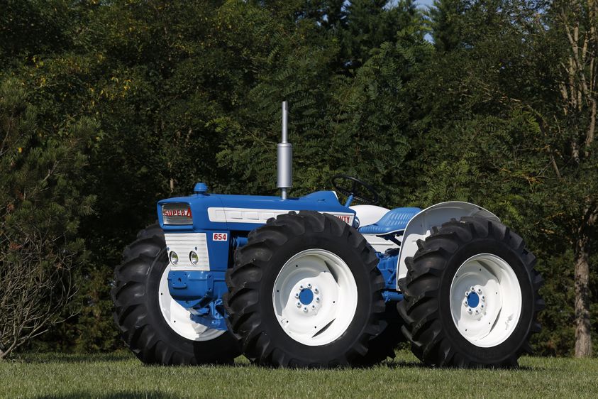County fabriquait ses tracteurs 654 sur la base d'un Ford 5000.