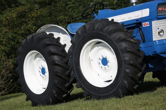 County fabriquait ses tracteurs 654 sur la base d'un Ford 5000.