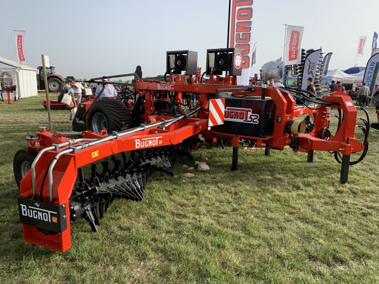 Bugnot : porte-outils aligneuse et broyeur de pierres 2 en 1