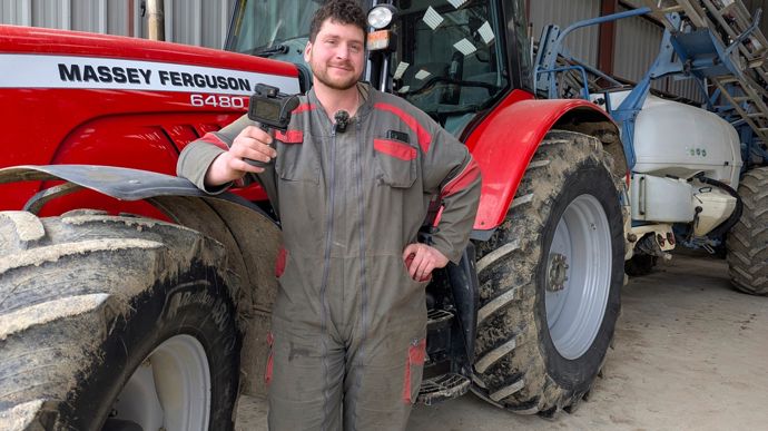 Aurélien filme son quotidien pour sa chaîne YouTube