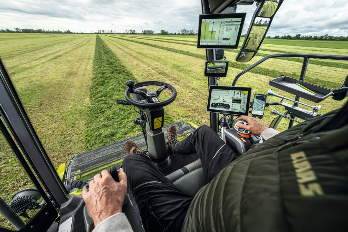 Claas : l’ensileuse Jaguar 1200 atteint 1110 ch et s'équipe d'un bec de ...